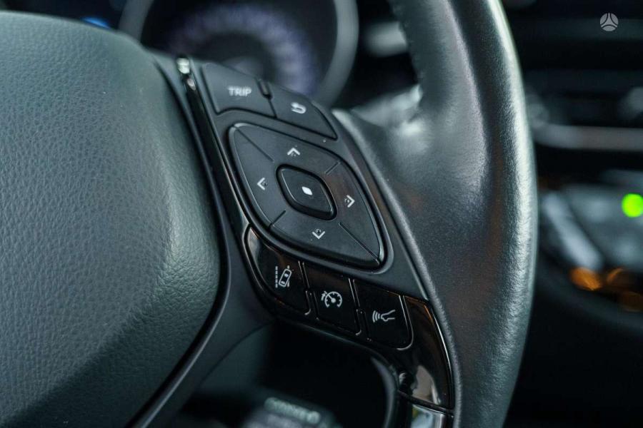 Balts Toyota C-HR 2022 Viļņa, ar dzinēja tilpumu 1.80 L un nobraukumu 49 tūkst. km par 23500 €, foto 27 vietnē AUTOMOTO.COM.LV