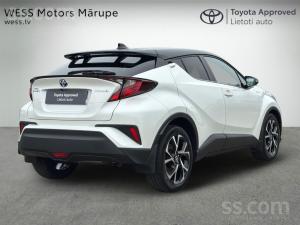 Белый Тойота C-HR 2022 в Рига, объемом двигателя 1.80 л и пробегом 39 тыс. км за 22990 €, фото 3 на AUTOMOTO.COM.LV
