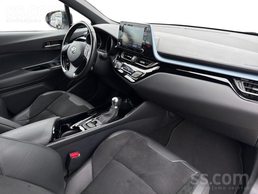 Белый Тойота C-HR 2022 в Рига, объемом двигателя 1.80 л и пробегом 39 тыс. км за 22990 €, фото 7 на AUTOMOTO.COM.LV