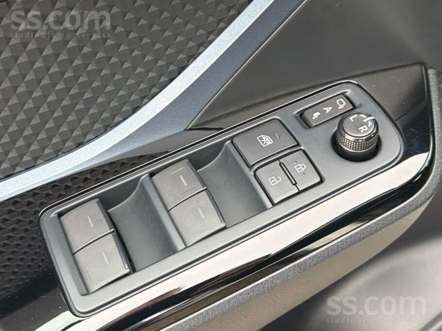 Белый Тойота C-HR 2022 в Рига, объемом двигателя 1.80 л и пробегом 39 тыс. км за 22990 €, фото 26 на AUTOMOTO.COM.LV