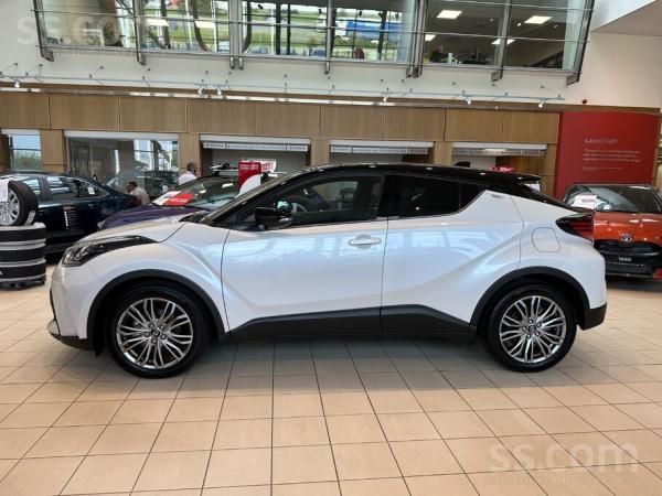 Balts Toyota C-HR 2023 Rīga, ar dzinēja tilpumu 2.00 L un nobraukumu 15 tūkst. km par 29200 €, foto 1 vietnē AUTOMOTO.COM.LV