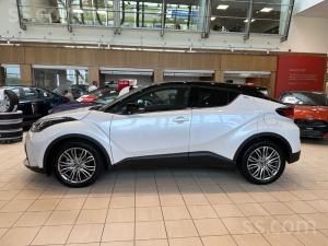 White Toyota C-HR 2023 in Riga, with an engine capacity of 2.00 L and mileage of 15 thousand km for 29200 €, photo 1 on AUTOMOTO.COM.LV