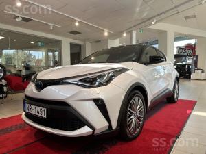 White Toyota C-HR 2023 in Riga, with an engine capacity of 2.00 L and mileage of 15 thousand km for 29200 €, photo 3 on AUTOMOTO.COM.LV