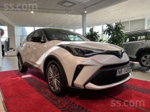 White Toyota C-HR 2023 in Riga, with an engine capacity of 2.00 L and mileage of 15 thousand km for 29200 €, photo 4 on AUTOMOTO.COM.LV