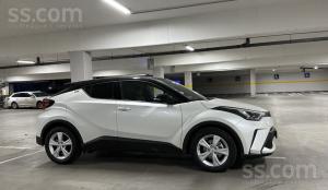White Toyota C-HR 2023 in Riga, with an engine capacity of 2.00 L and mileage of 15 thousand km for 29200 €, photo 5 on AUTOMOTO.COM.LV