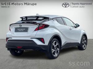 Белый Тойота C-HR 2023 в Рига, объемом двигателя 1.80 л и пробегом 38 тыс. км за 25990 €, фото 2 на AUTOMOTO.COM.LV
