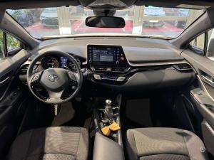 Balts Toyota C-HR 2023 Šauļi, ar dzinēja tilpumu 1.80 L un nobraukumu 21 tūkst. km par 23900 €, foto 14 vietnē AUTOMOTO.COM.LV