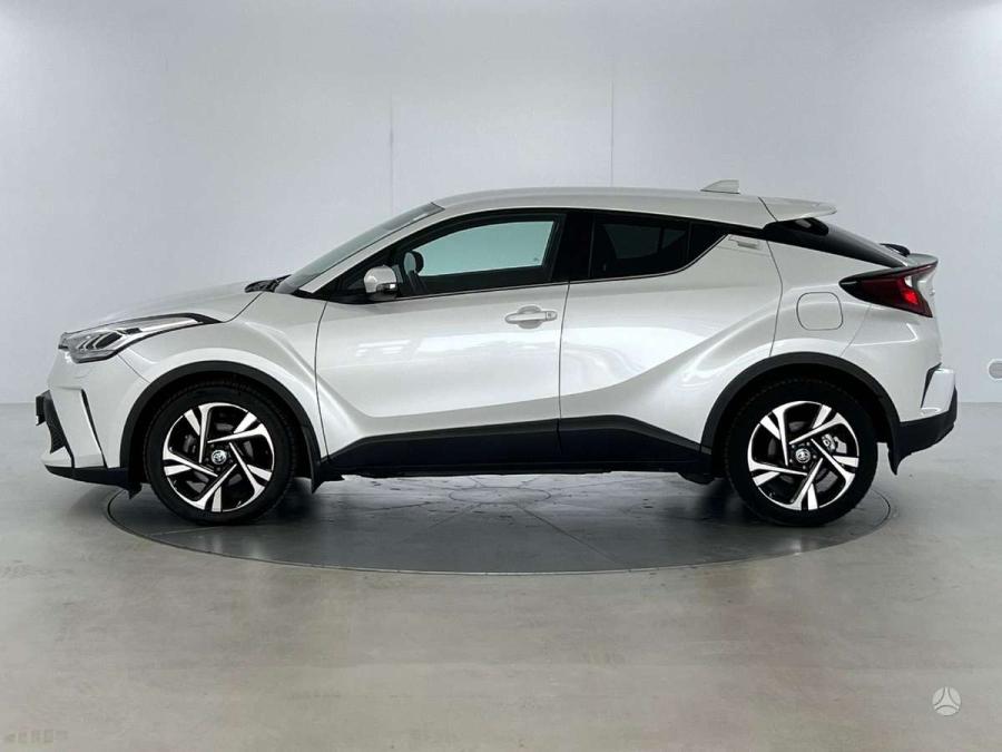 Белый Тойота C-HR 2023 в Вильнюс, объемом двигателя 1.80 л и пробегом 54 тыс. км за 23500 €, фото 2 на AUTOMOTO.COM.LV