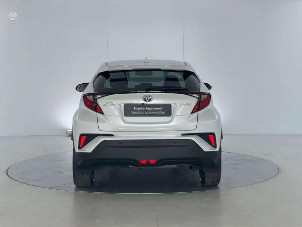 White Toyota C-HR 2023 in Vilnius, with an engine capacity of 1.80 L and mileage of 54 thousand km for 23500 €, photo 3 on AUTOMOTO.COM.LV