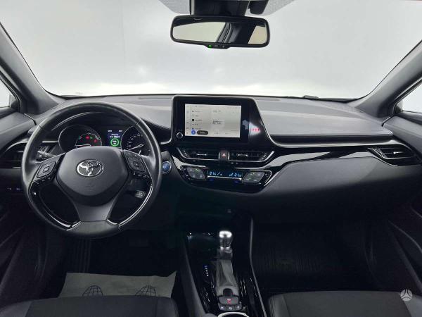 White Toyota C-HR 2023 in Vilnius, with an engine capacity of 1.80 L and mileage of 54 thousand km for 23500 €, photo 7 on AUTOMOTO.COM.LV