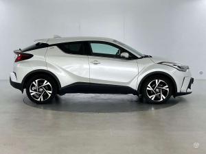 Белый Тойота C-HR 2023 в Вильнюс, объемом двигателя 1.80 л и пробегом 54 тыс. км за 23500 €, фото 12 на AUTOMOTO.COM.LV