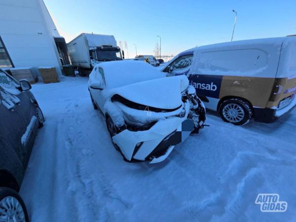White Toyota C-HR 2023 in Kaunas, with an engine capacity of 2.00 L and mileage of 20 thousand km for 8700 €, photo 2 on AUTOMOTO.COM.LV