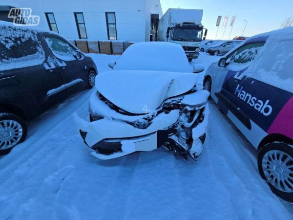 White Toyota C-HR 2023 in Kaunas, with an engine capacity of 2.00 L and mileage of 20 thousand km for 8700 €, photo 3 on AUTOMOTO.COM.LV