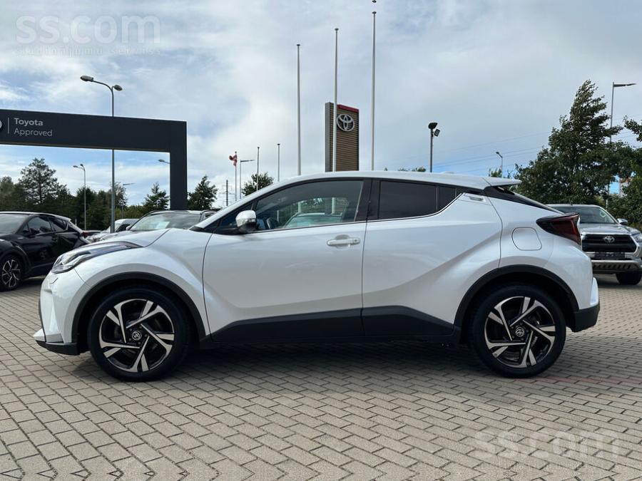 Белый Тойота C-HR 2023 в Лиепая, объемом двигателя 1.80 л и пробегом 51 тыс. км за 23200 €, фото 3 на AUTOMOTO.COM.LV