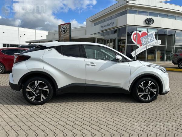 White Toyota C-HR 2023 in Liepaja, with an engine capacity of 1.80 L and mileage of 51 thousand km for 23200 €, photo 5 on AUTOMOTO.COM.LV