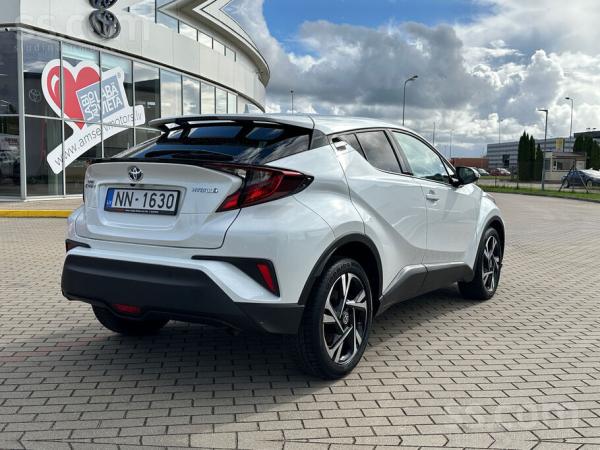 White Toyota C-HR 2023 in Liepaja, with an engine capacity of 1.80 L and mileage of 51 thousand km for 23200 €, photo 6 on AUTOMOTO.COM.LV