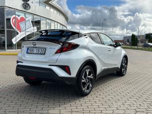 Белый Тойота C-HR 2023 в Лиепая, объемом двигателя 1.80 л и пробегом 51 тыс. км за 23200 €, фото 7 на AUTOMOTO.COM.LV