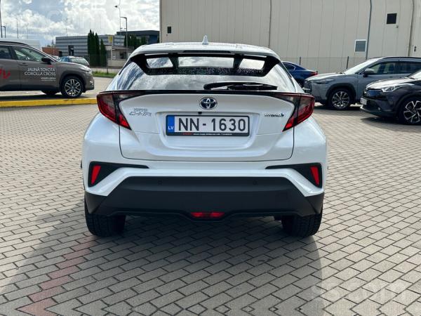 White Toyota C-HR 2023 in Liepaja, with an engine capacity of 1.80 L and mileage of 51 thousand km for 23200 €, photo 8 on AUTOMOTO.COM.LV