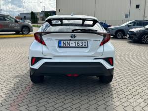 Белый Тойота C-HR 2023 в Лиепая, объемом двигателя 1.80 л и пробегом 51 тыс. км за 23200 €, фото 9 на AUTOMOTO.COM.LV