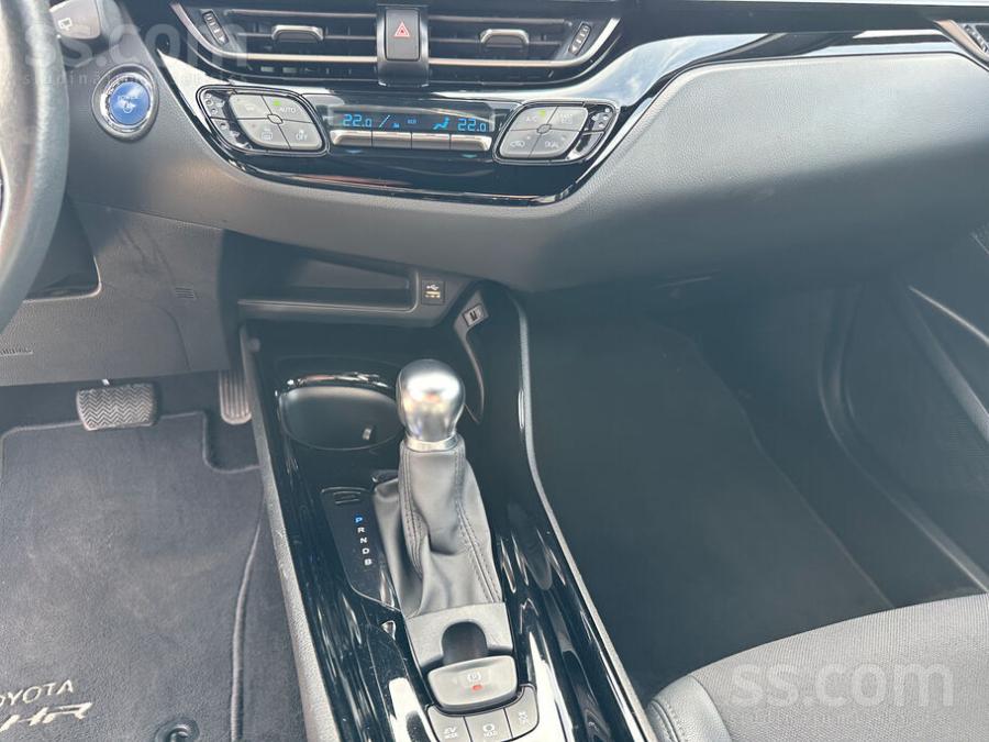 Белый Тойота C-HR 2023 в Лиепая, объемом двигателя 1.80 л и пробегом 51 тыс. км за 23200 €, фото 16 на AUTOMOTO.COM.LV