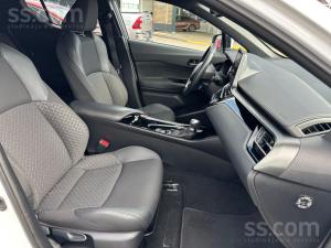 Белый Тойота C-HR 2023 в Лиепая, объемом двигателя 1.80 л и пробегом 51 тыс. км за 23200 €, фото 19 на AUTOMOTO.COM.LV