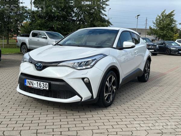 Белый Тойота C-HR 2023 в Лиепая, объемом двигателя 1.80 л и пробегом 51 тыс. км за 23200 €, фото 1 на AUTOMOTO.COM.LV