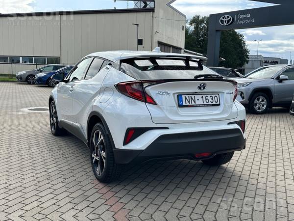 Белый Тойота C-HR 2023 в Лиепая, объемом двигателя 1.80 л и пробегом 51 тыс. км за 23200 €, фото 3 на AUTOMOTO.COM.LV