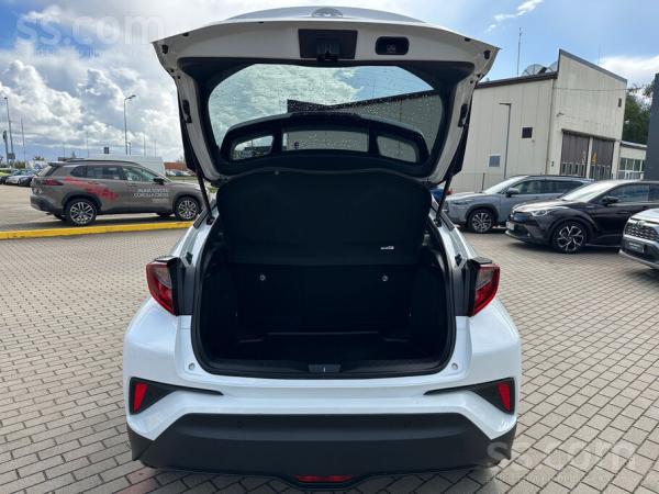 Белый Тойота C-HR 2023 в Лиепая, объемом двигателя 1.80 л и пробегом 51 тыс. км за 23200 €, фото 9 на AUTOMOTO.COM.LV