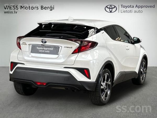 White Toyota C-HR 2023 in Riga, with an engine capacity of 1.80 L and mileage of 48 thousand km for 23990 €, photo 2 on AUTOMOTO.COM.LV