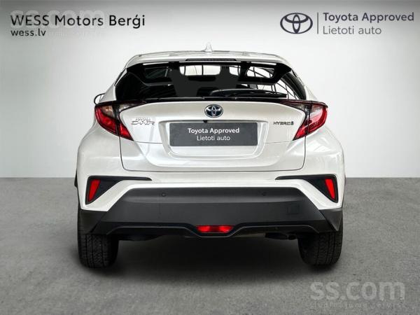 White Toyota C-HR 2023 in Riga, with an engine capacity of 1.80 L and mileage of 48 thousand km for 23990 €, photo 4 on AUTOMOTO.COM.LV