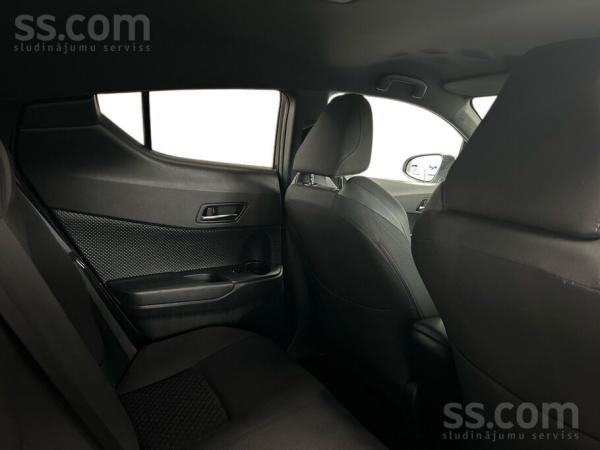White Toyota C-HR 2023 in Riga, with an engine capacity of 1.80 L and mileage of 48 thousand km for 23990 €, photo 7 on AUTOMOTO.COM.LV