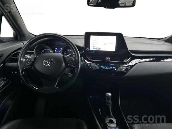 White Toyota C-HR 2023 in Riga, with an engine capacity of 1.80 L and mileage of 48 thousand km for 23990 €, photo 8 on AUTOMOTO.COM.LV