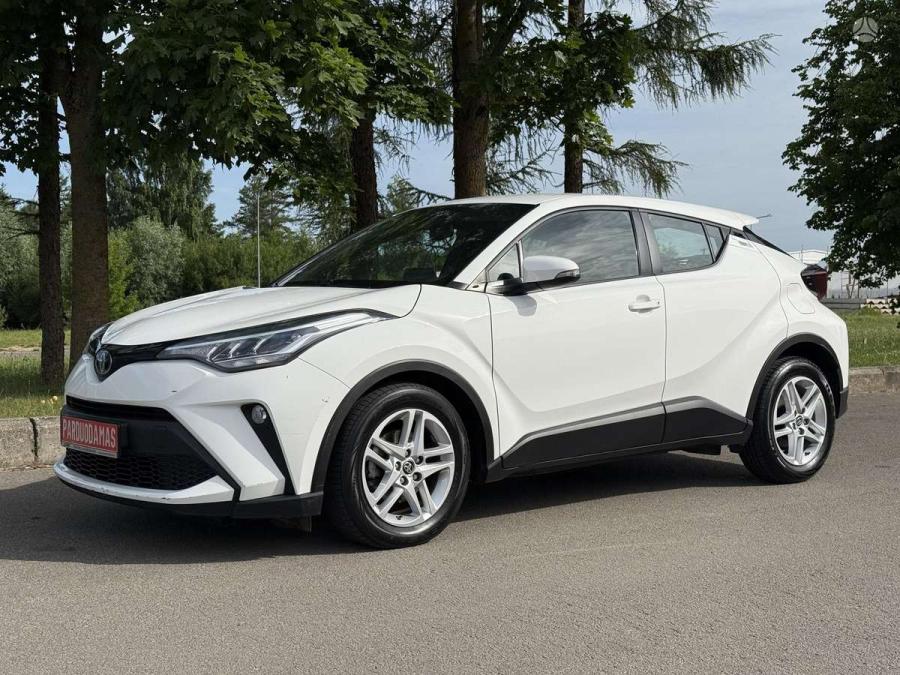 White Toyota C-HR 2023 in Panevezys, with an engine capacity of 1.80 L and mileage of 91 thousand km for 18200 €, photo 1 on AUTOMOTO.COM.LV