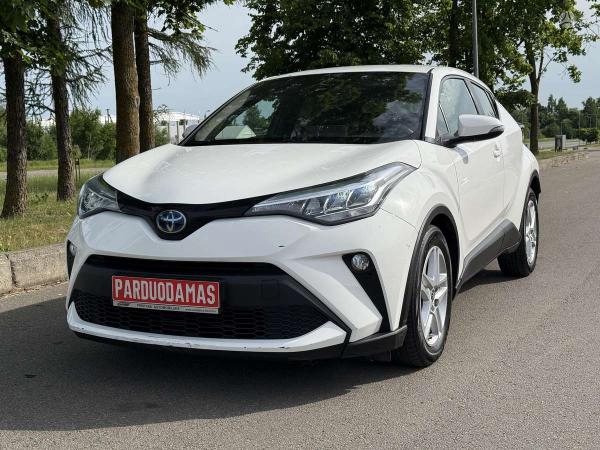 White Toyota C-HR 2023 in Panevezys, with an engine capacity of 1.80 L and mileage of 91 thousand km for 18200 €, photo 3 on AUTOMOTO.COM.LV
