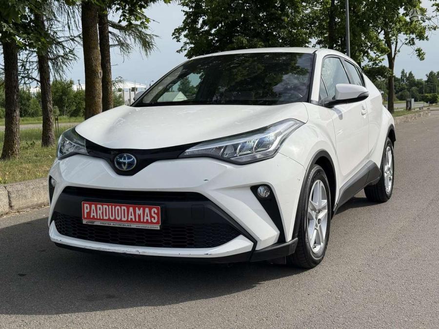 White Toyota C-HR 2023 in Panevezys, with an engine capacity of 1.80 L and mileage of 91 thousand km for 18200 €, photo 4 on AUTOMOTO.COM.LV