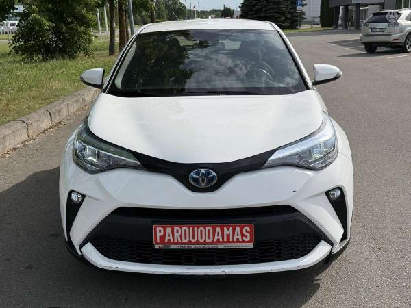 White Toyota C-HR 2023 in Panevezys, with an engine capacity of 1.80 L and mileage of 91 thousand km for 18200 €, photo 4 on AUTOMOTO.COM.LV
