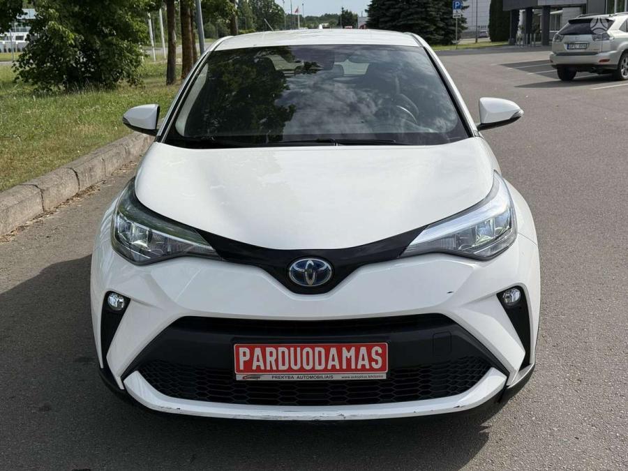 White Toyota C-HR 2023 in Panevezys, with an engine capacity of 1.80 L and mileage of 91 thousand km for 18200 €, photo 5 on AUTOMOTO.COM.LV
