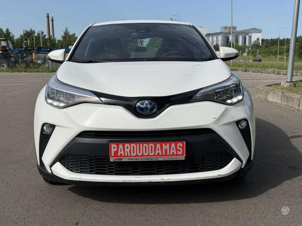 White Toyota C-HR 2023 in Panevezys, with an engine capacity of 1.80 L and mileage of 91 thousand km for 18200 €, photo 5 on AUTOMOTO.COM.LV