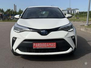 White Toyota C-HR 2023 in Panevezys, with an engine capacity of 1.80 L and mileage of 91 thousand km for 18200 €, photo 6 on AUTOMOTO.COM.LV