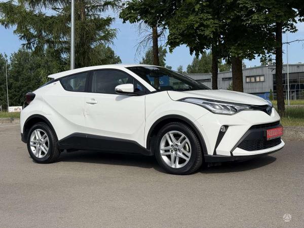 White Toyota C-HR 2023 in Panevezys, with an engine capacity of 1.80 L and mileage of 91 thousand km for 18200 €, photo 8 on AUTOMOTO.COM.LV