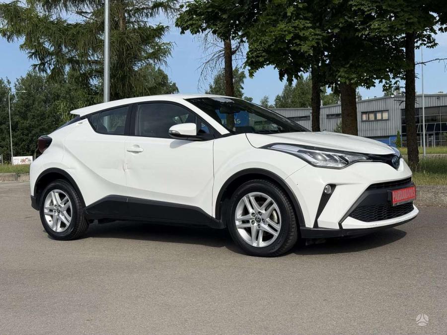White Toyota C-HR 2023 in Panevezys, with an engine capacity of 1.80 L and mileage of 91 thousand km for 18200 €, photo 9 on AUTOMOTO.COM.LV