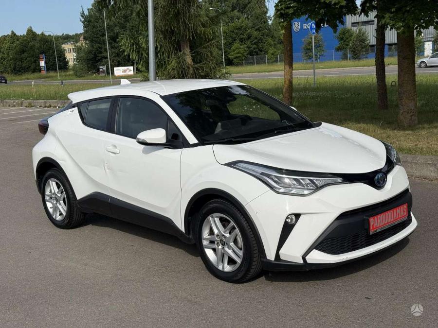 White Toyota C-HR 2023 in Panevezys, with an engine capacity of 1.80 L and mileage of 91 thousand km for 18200 €, photo 11 on AUTOMOTO.COM.LV