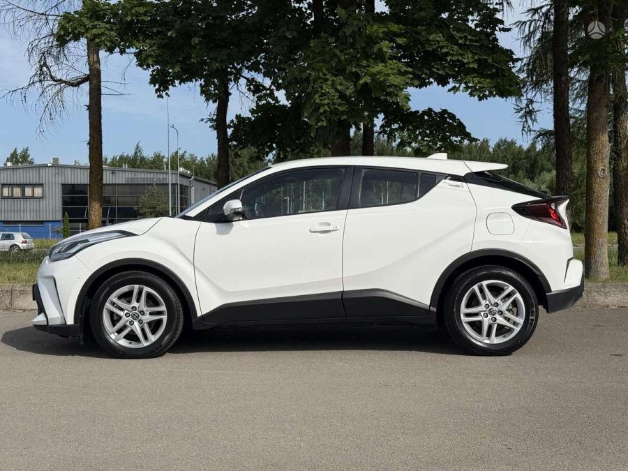 White Toyota C-HR 2023 in Panevezys, with an engine capacity of 1.80 L and mileage of 91 thousand km for 18200 €, photo 13 on AUTOMOTO.COM.LV