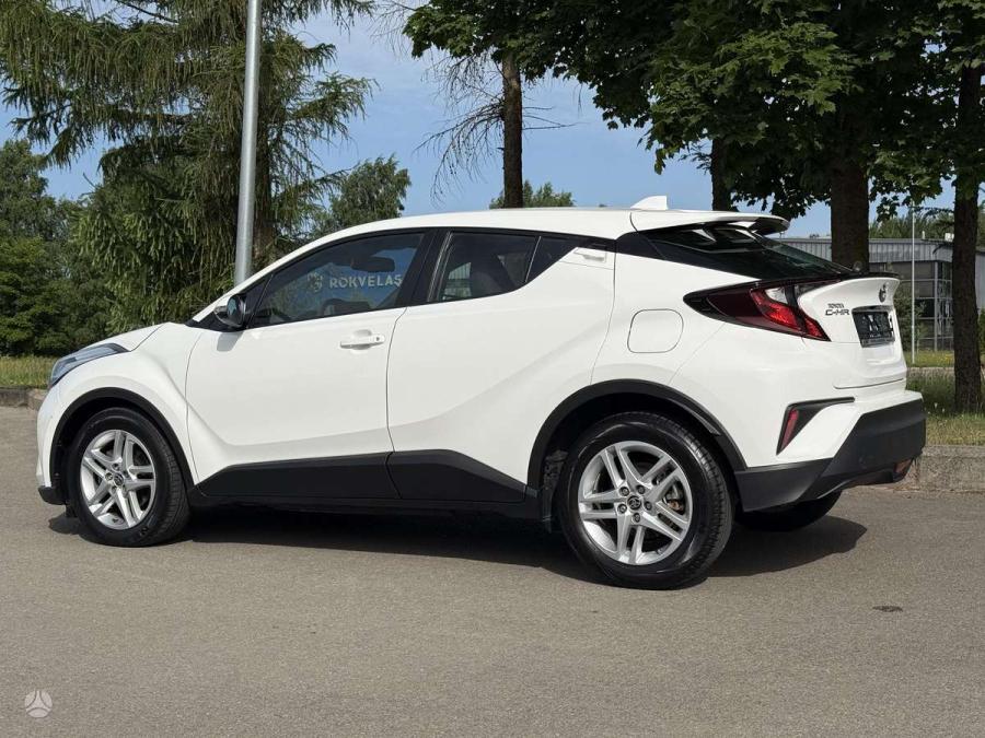 White Toyota C-HR 2023 in Panevezys, with an engine capacity of 1.80 L and mileage of 91 thousand km for 18200 €, photo 14 on AUTOMOTO.COM.LV