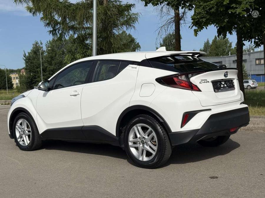 White Toyota C-HR 2023 in Panevezys, with an engine capacity of 1.80 L and mileage of 91 thousand km for 18200 €, photo 15 on AUTOMOTO.COM.LV