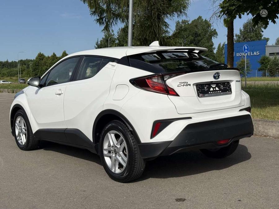 White Toyota C-HR 2023 in Panevezys, with an engine capacity of 1.80 L and mileage of 91 thousand km for 18200 €, photo 16 on AUTOMOTO.COM.LV