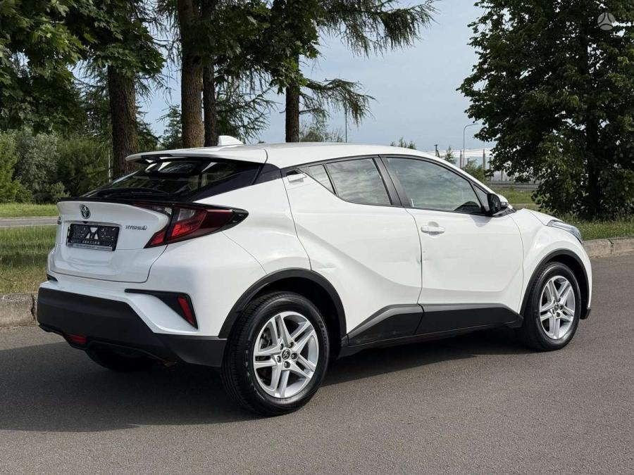 White Toyota C-HR 2023 in Panevezys, with an engine capacity of 1.80 L and mileage of 91 thousand km for 18200 €, photo 21 on AUTOMOTO.COM.LV