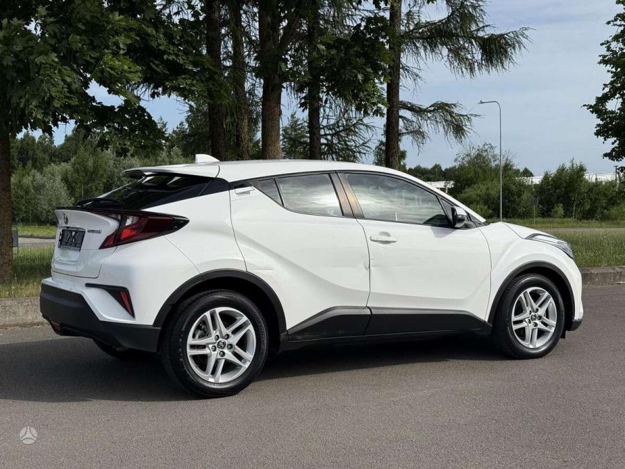 White Toyota C-HR 2023 in Panevezys, with an engine capacity of 1.80 L and mileage of 91 thousand km for 18200 €, photo 22 on AUTOMOTO.COM.LV