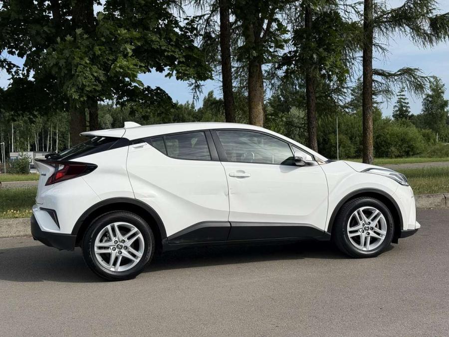 White Toyota C-HR 2023 in Panevezys, with an engine capacity of 1.80 L and mileage of 91 thousand km for 18200 €, photo 23 on AUTOMOTO.COM.LV