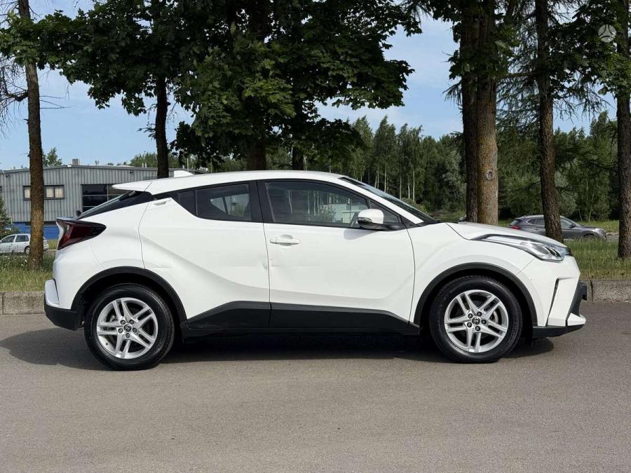 White Toyota C-HR 2023 in Panevezys, with an engine capacity of 1.80 L and mileage of 91 thousand km for 18200 €, photo 24 on AUTOMOTO.COM.LV